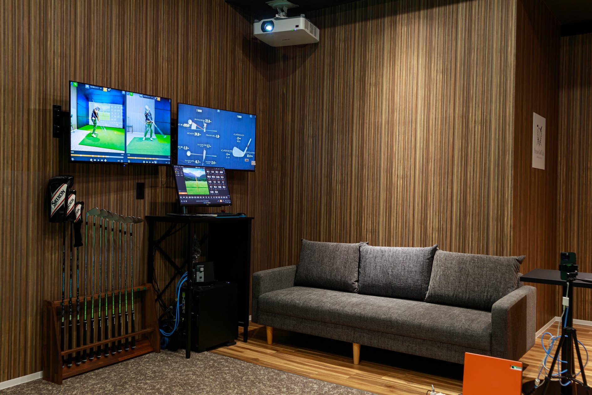 完全個室で40平米、高さ4.3mのゆったりとした空間で、最新鋭の弾道計測器トラックマン4を使ってAI分析ゴルフ練習。ソファ設置の写真10