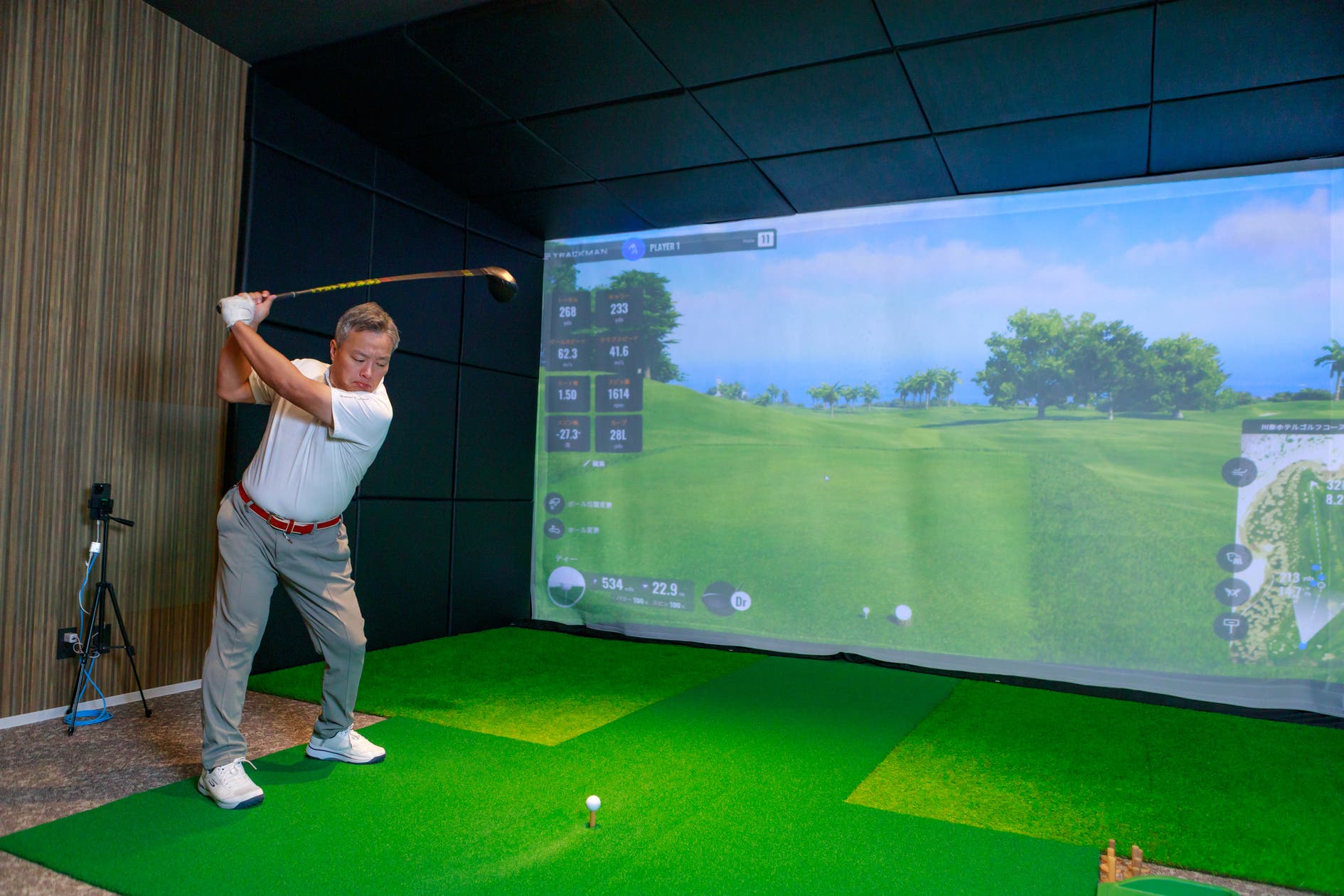 完全個室で40平米、高さ4.3mのゆったりとした空間で、最新鋭の弾道計測器トラックマン4を使ってAI分析ゴルフ練習。ソファ設置の写真11