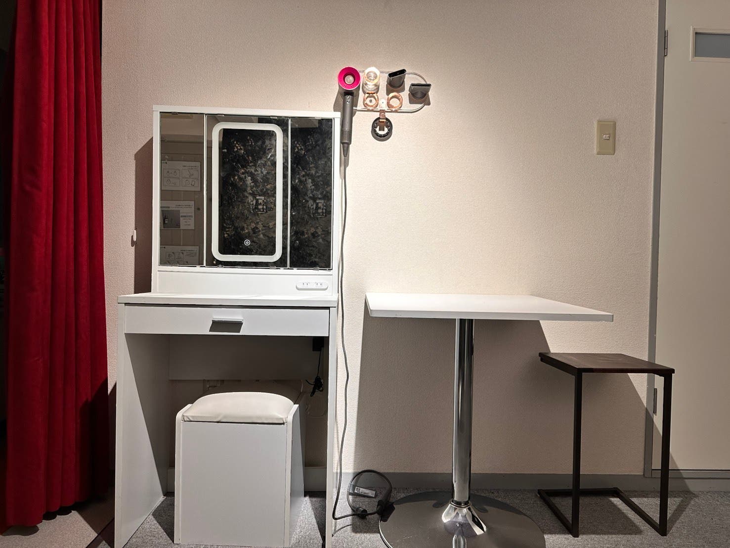 2号店 西新宿駅1分撮影スタジオ📷/機材無料📹/背景紙・モニターあり/真紅ベルベット/デザイナーズ家具🪑の写真9