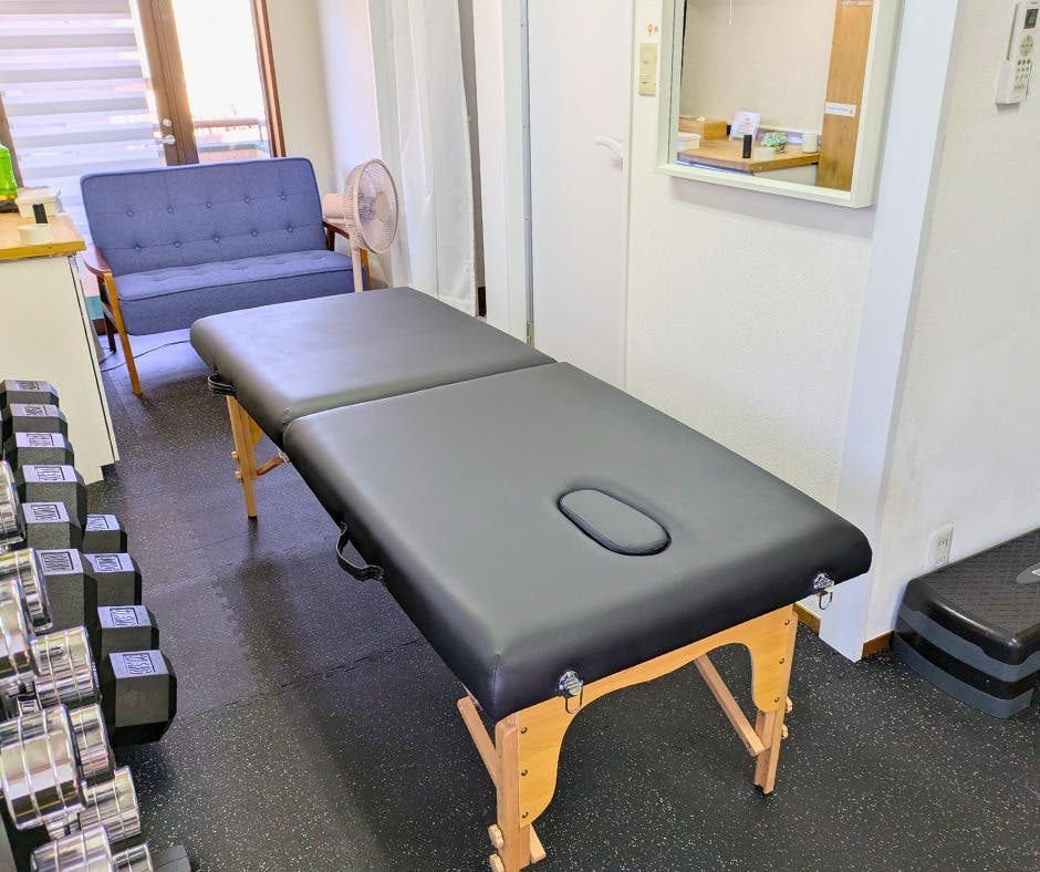 【千歳烏山駅徒歩6分】完全個室、スミスマシン、ケーブル、固定ダンベル1～30㎏、３名様までご利用可能！の写真3