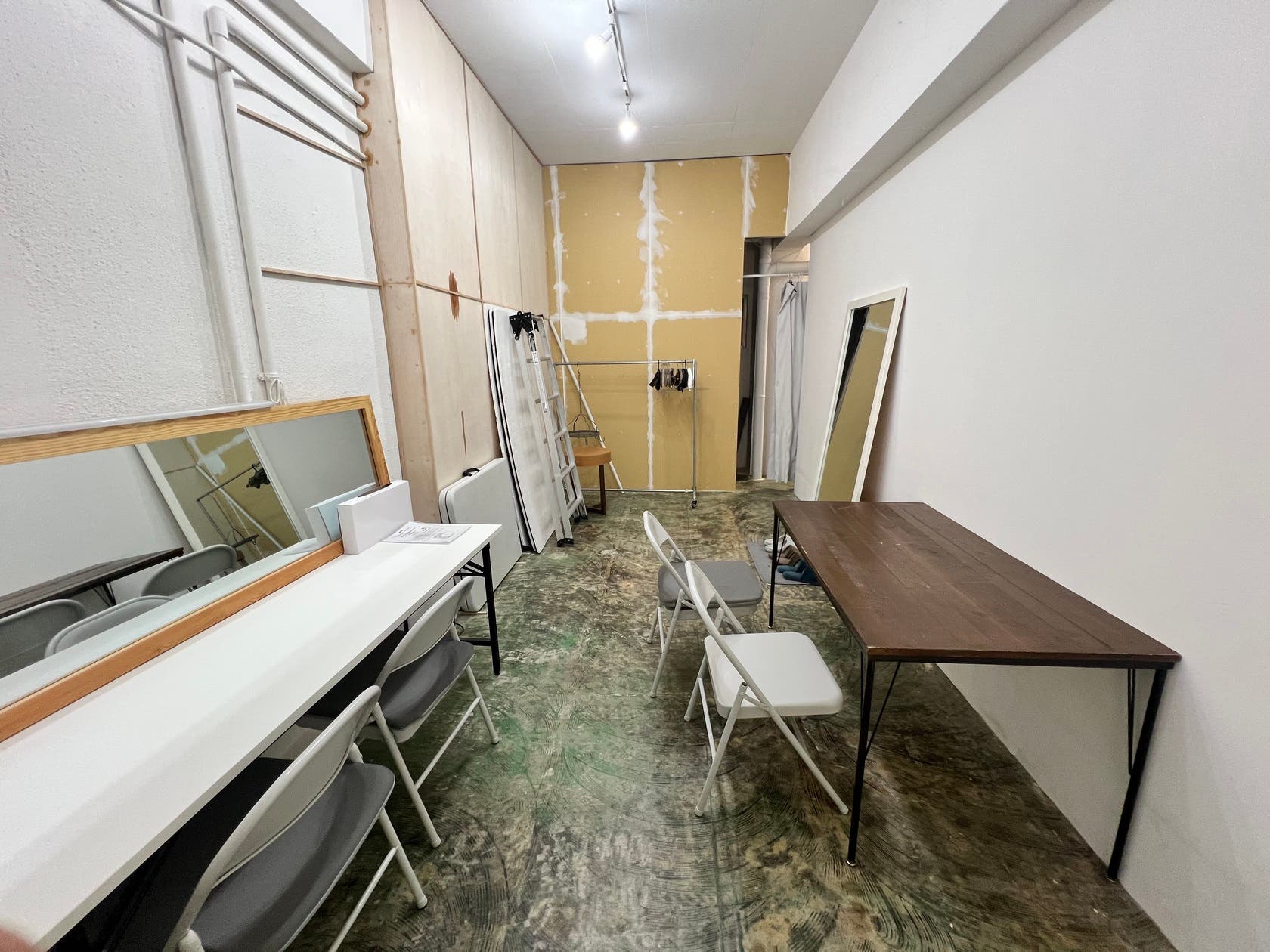 撮影機材無料&広いスペース 3面Rの本格白ホリゾント【N1スタジオ】神楽坂に天高3.5m/80㎡ モルタル床あり&レトロな倉庫の写真28