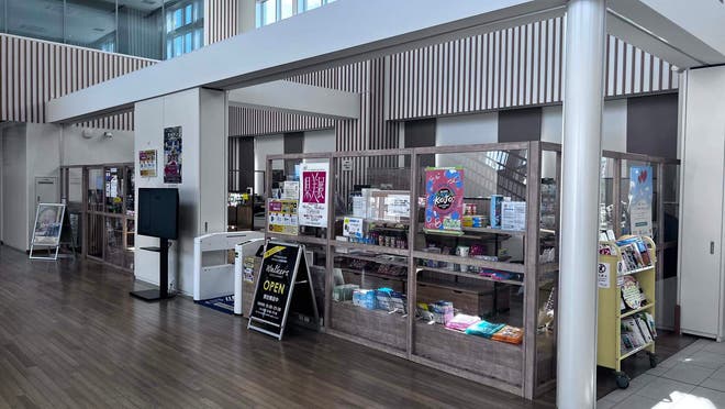 地方都市の駅ビルのセレクトショップの写真1