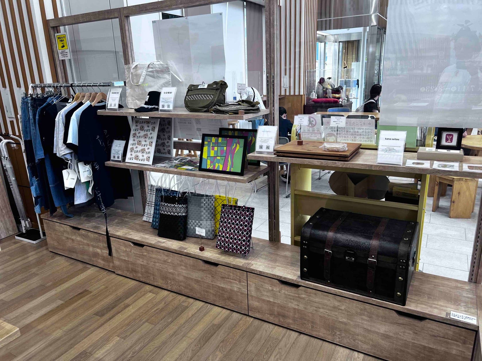 地方都市の駅ビルのセレクトショップの写真2