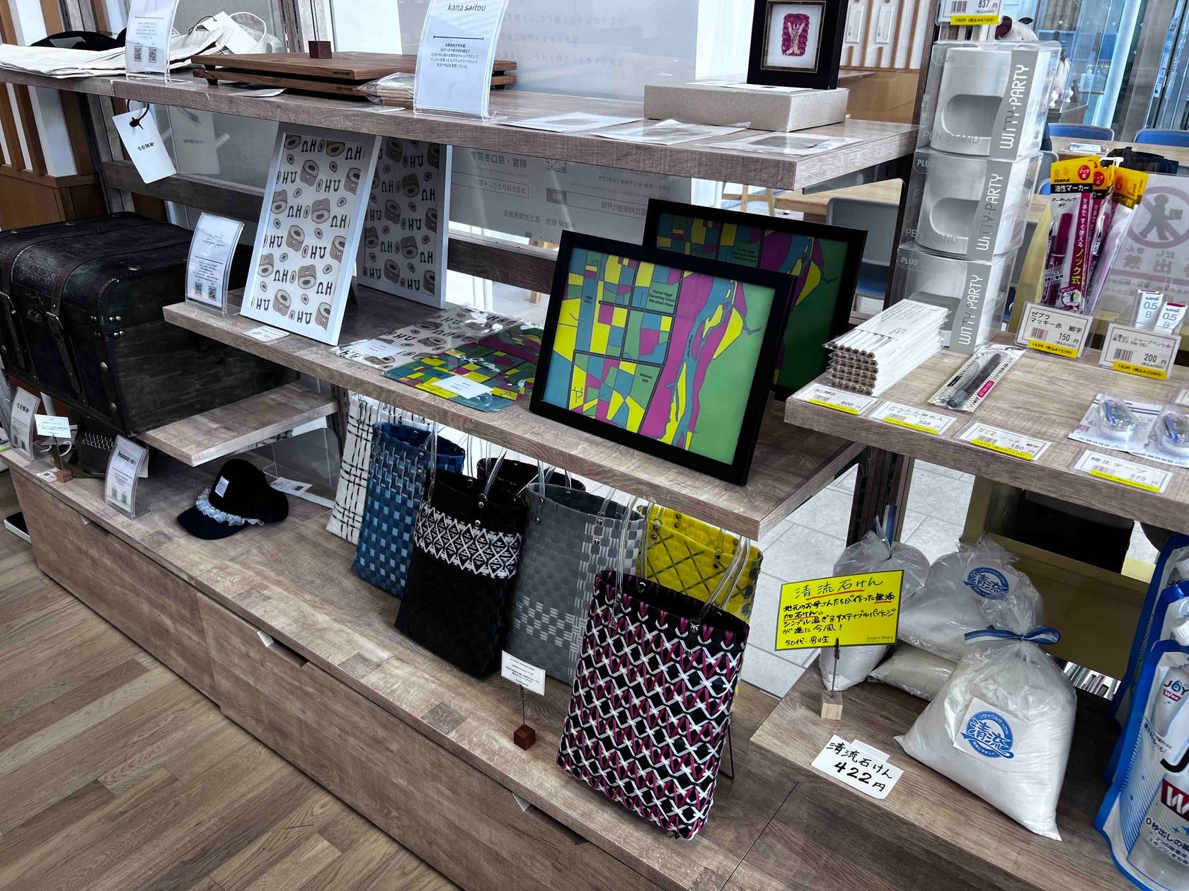 地方都市の駅ビルのセレクトショップの写真3