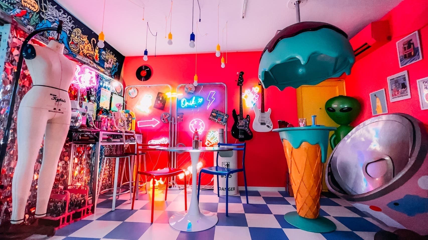 駅近徒歩5分！大阪と神戸の間に出来たアメリカンポップな撮影スタジオ！巨大ソフトクリームなどオリジナルオブジェがあります！の写真1