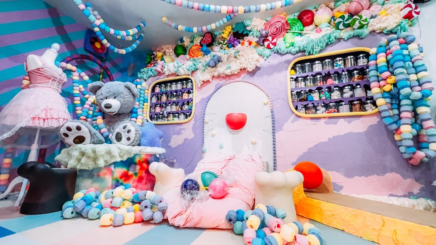 駅近徒歩5分！大阪と神戸の間に出来たアメリカンポップな撮影スタジオ！巨大ソフトクリームなどオリジナルオブジェがあります！の写真2