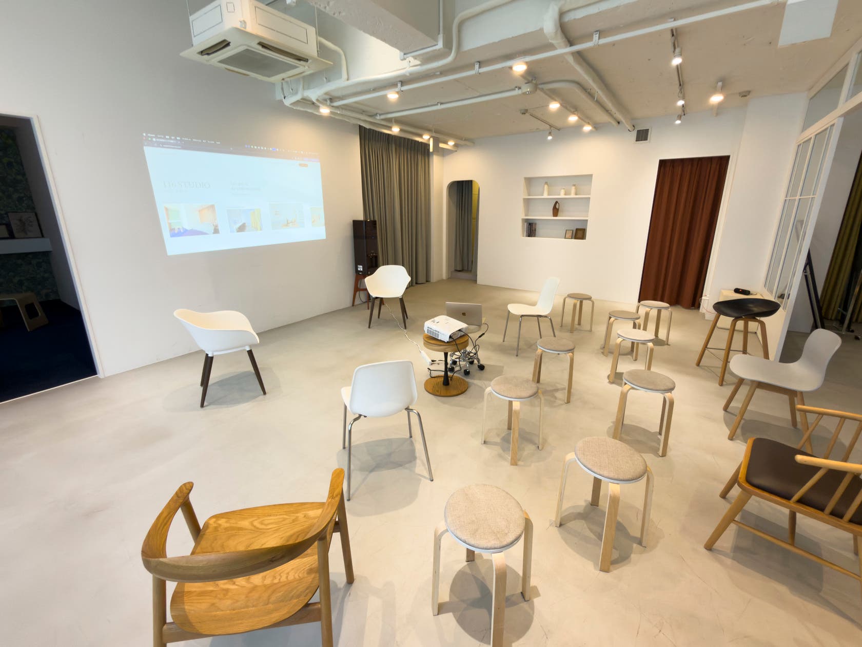 渋谷,表参道8分⭐️115㎡／天井高3.6m／スタッフ常駐／50名OK👌🎄ｸﾘｽﾏｽ＆忘年会🍷セミナー・展示・交流に❗️の写真1