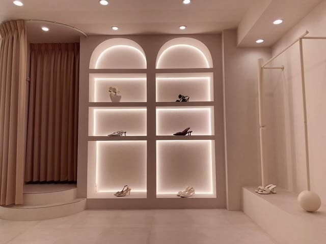 【高級ショップ空間】天井3ｍ｜自然光｜撮影機材無料｜ディスプレイ棚｜ハンガーラック｜フィッティング｜ダンスミラーの写真2