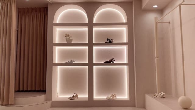 【高級ショップ空間】天井3m|自然光|撮影機材無料|ディスプレイ棚|ハンガーラック|フィッティング|ダンスミラーの写真2