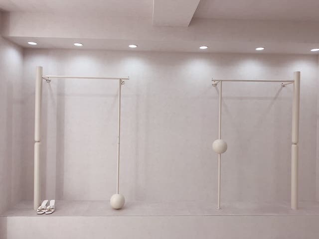 【高級ショップ空間】天井3ｍ｜自然光｜撮影機材無料｜ディスプレイ棚｜ハンガーラック｜フィッティング｜ダンスミラーの写真4