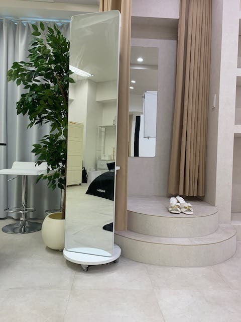 【高級ショップ空間】天井3ｍ｜自然光｜撮影機材無料｜ディスプレイ棚｜ハンガーラック｜フィッティング｜ダンスミラーの写真9