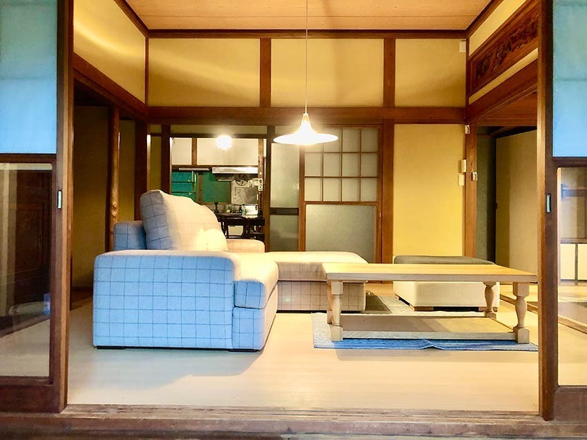 敷地250坪一棟貸し「伝統的入母屋造りの平屋古民家と現代的インテリアの融合」の写真2