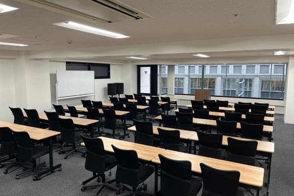 【大会議室 Lab. B 最大56名収容可能】新橋駅徒歩1分・内幸町1分！完全貸切スペース・会議/セミナーにおすすめの大会議室の写真1
