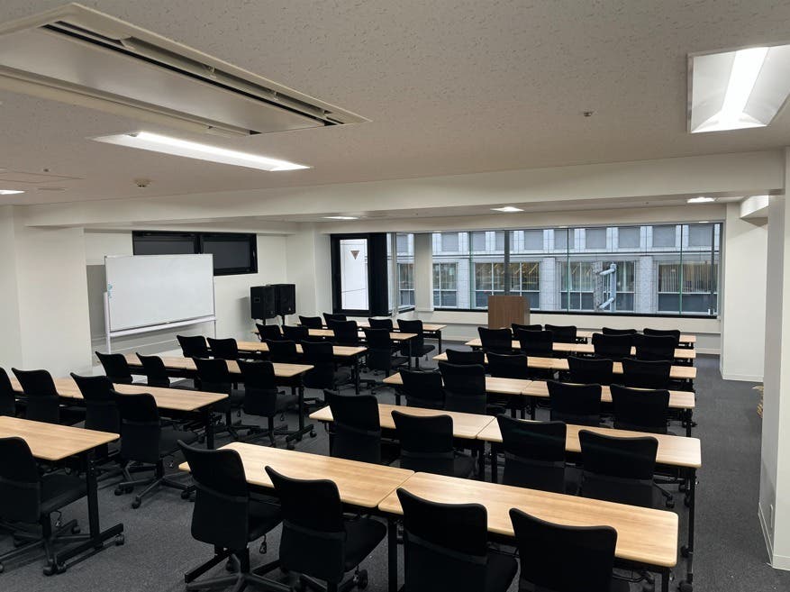 【大会議室 Lab. A 最大56名収容可能】新橋駅徒歩1分・内幸町1分！完全貸切スペース・会議/セミナーにおすすめの大会議室の写真1