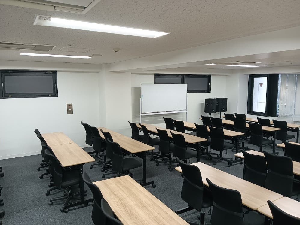 【大会議室 Lab. A 最大56名収容可能】新橋駅徒歩1分・内幸町1分！完全貸切スペース・会議/セミナーにおすすめの大会議室の写真2