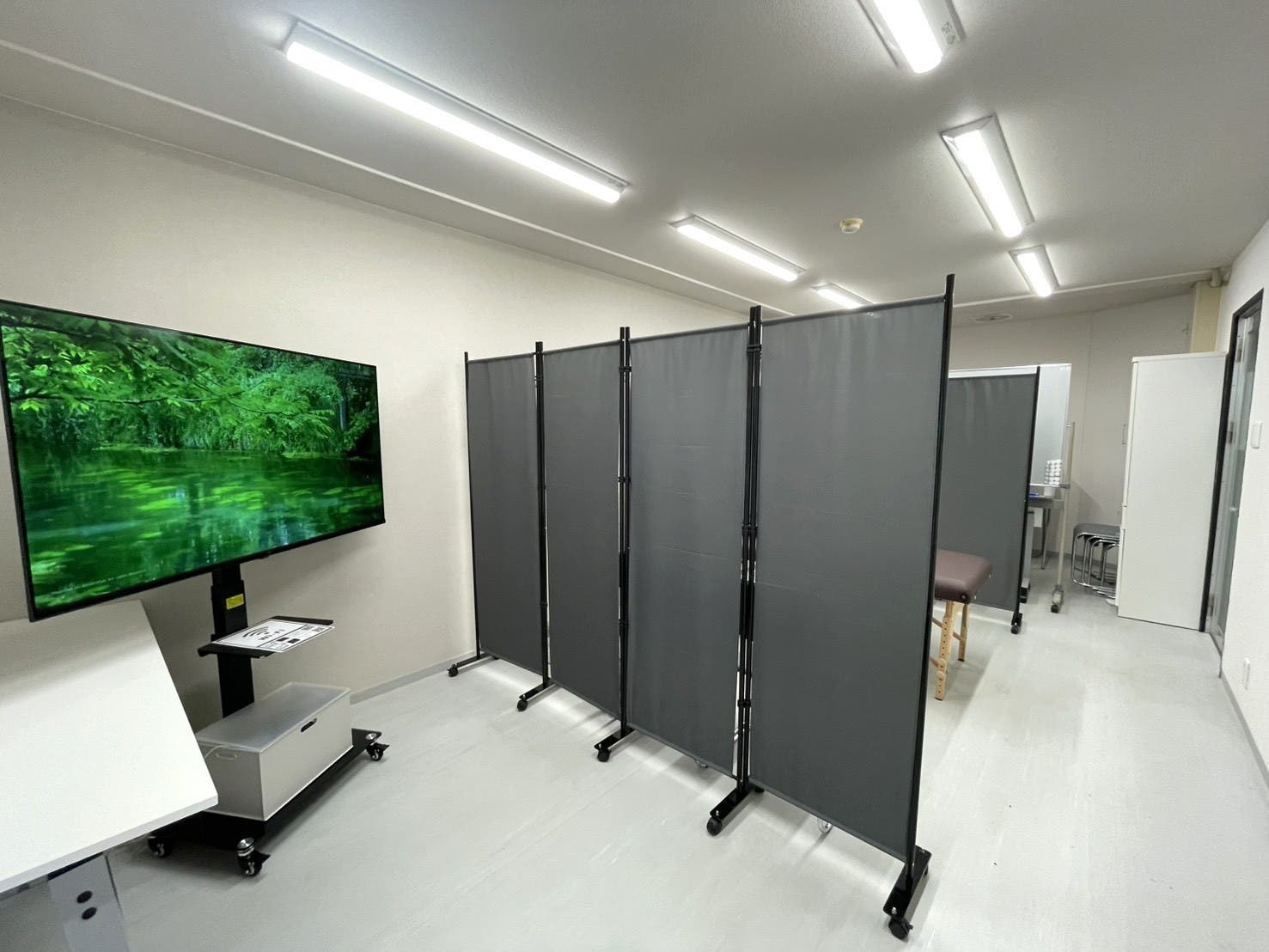 ◇◆改装済でキレイ・広い◆◇１階・店舗で視認性抜群★岡山駅徒歩3分★24時間営業★ゆったり12名★wi-fi完備★55型モニターの写真13