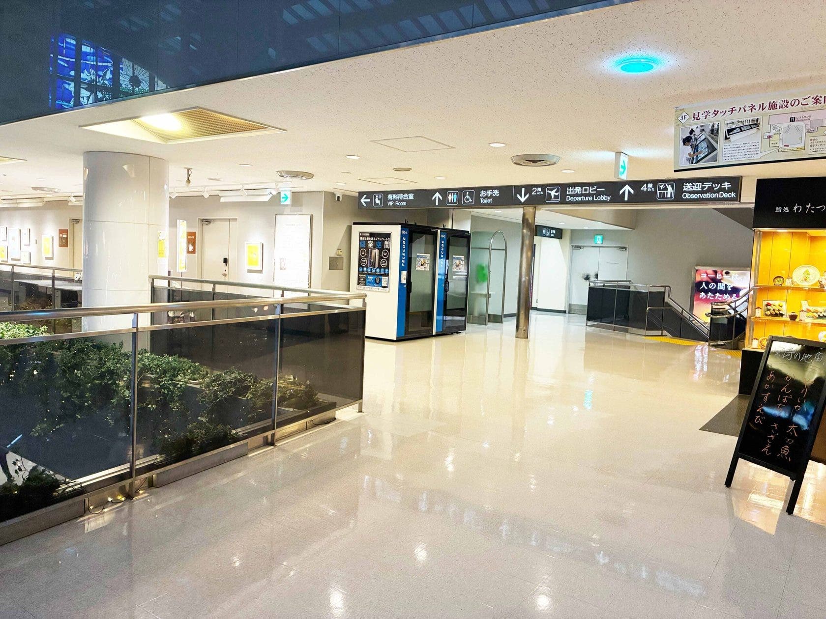 【テレキューブ】宮崎ブーゲンビリア空港の個室型ワークブース（290-02）です。視線と音を遮る、プライベートな集中環境。の写真1