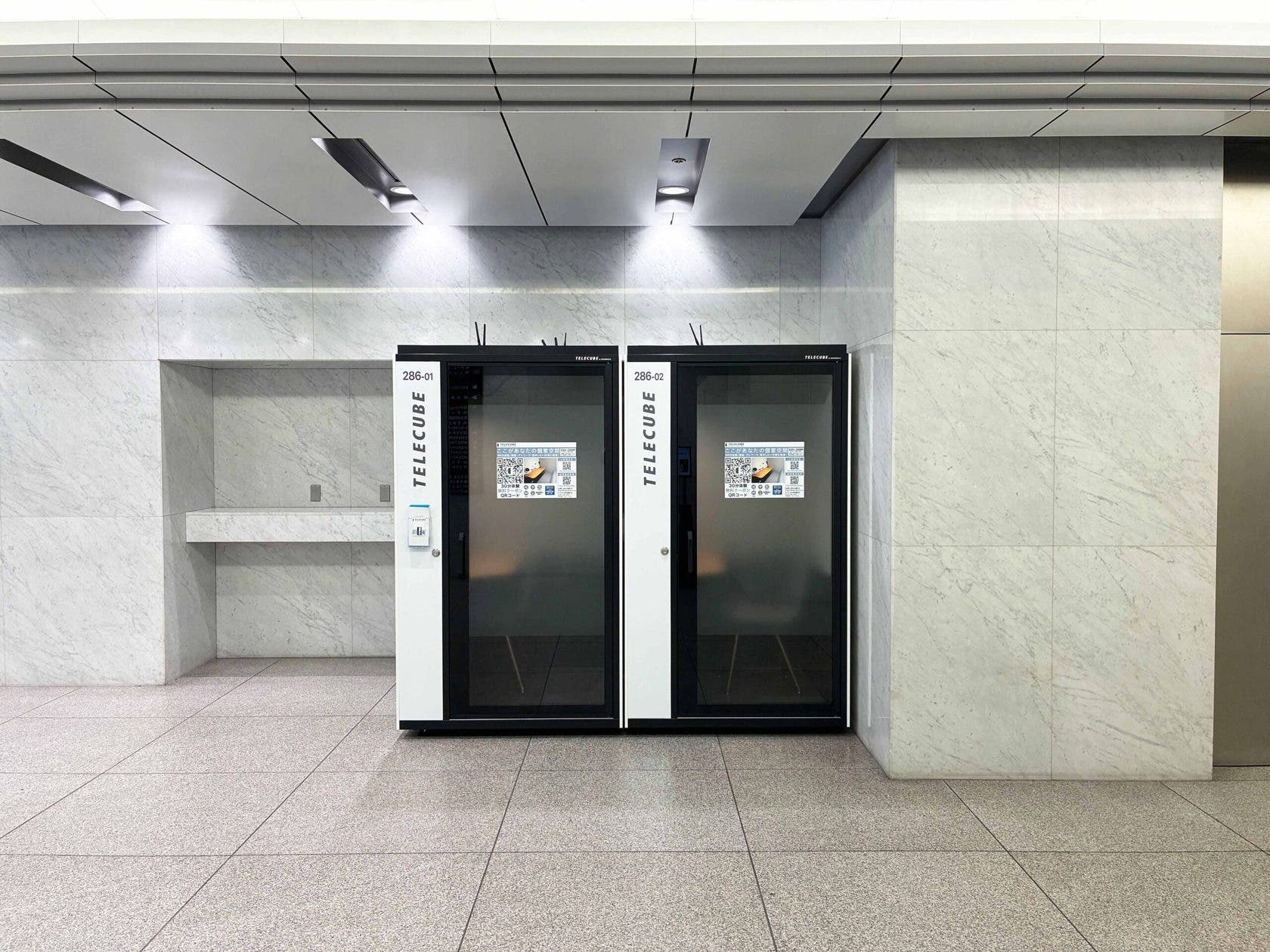 【テレキューブ】日本生命梅田ビルの個室型ワークブース（286-02）です。視線と音を遮る、プライベートな集中環境。の写真1