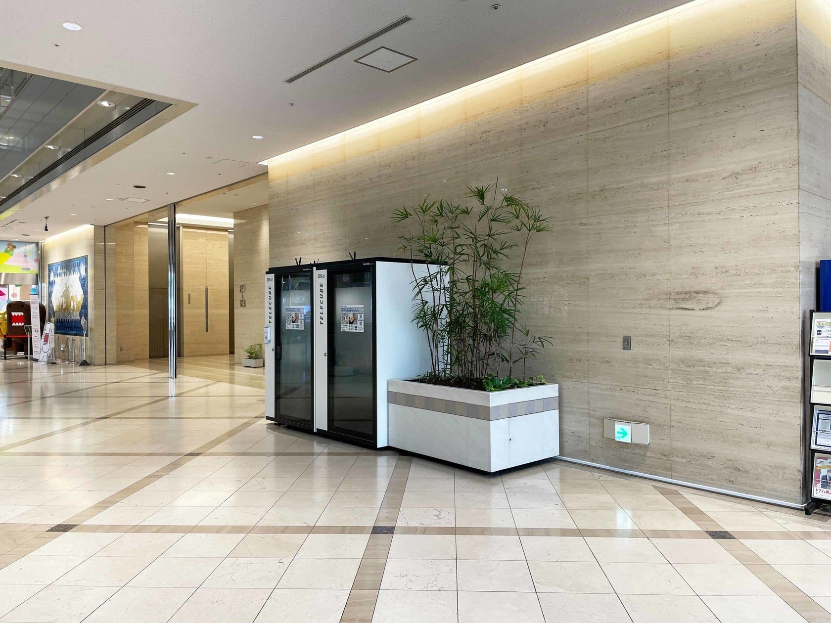 【テレキューブ】NHK名古屋放送センタービルの個室型ワークブース（289-01）です。視線と音を遮る、プライベートな集中環境。の写真1