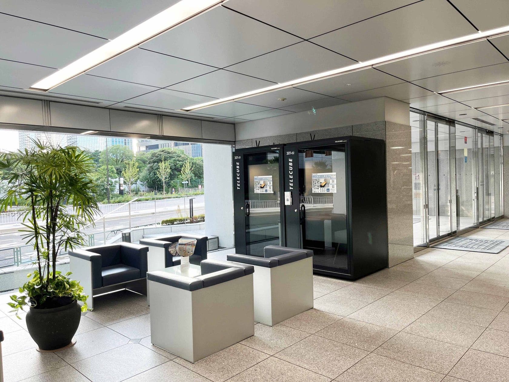 【テレキューブ】浜離宮建設プラザの個室型ワークブース（301-01）です。視線と音を遮る、プライベートな集中環境。の写真1