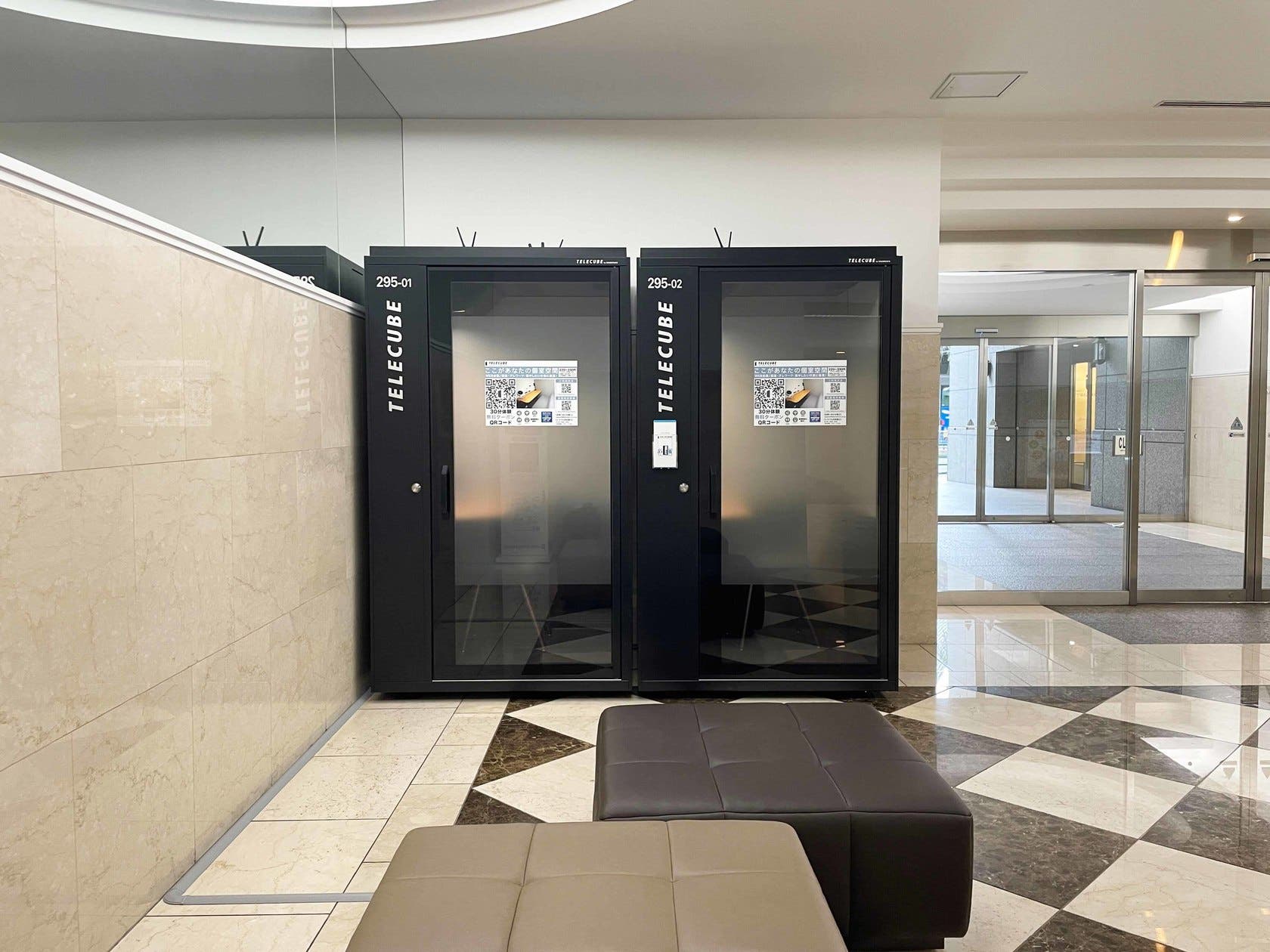 【テレキューブ】エフ・ニッセイ恵比寿ビルの個室型ワークブース（295-02）です。視線と音を遮る、プライベートな集中環境。の写真1
