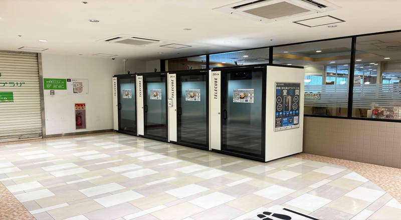 【テレキューブ】小田急アコルデ新百合ヶ丘北館の個室型ワークブース（293-04）です。視線と音を遮る、プライベートな集中環境。