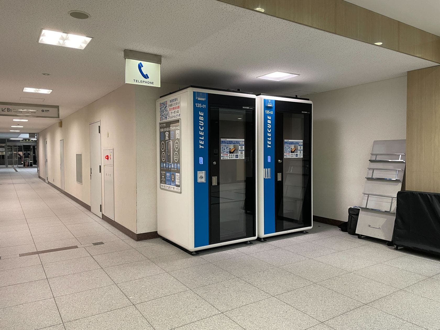 【テレキューブ】新国際ビルの個室型ワークブース（135-01）です。視線と音を遮る、プライベートな集中環境。の写真1