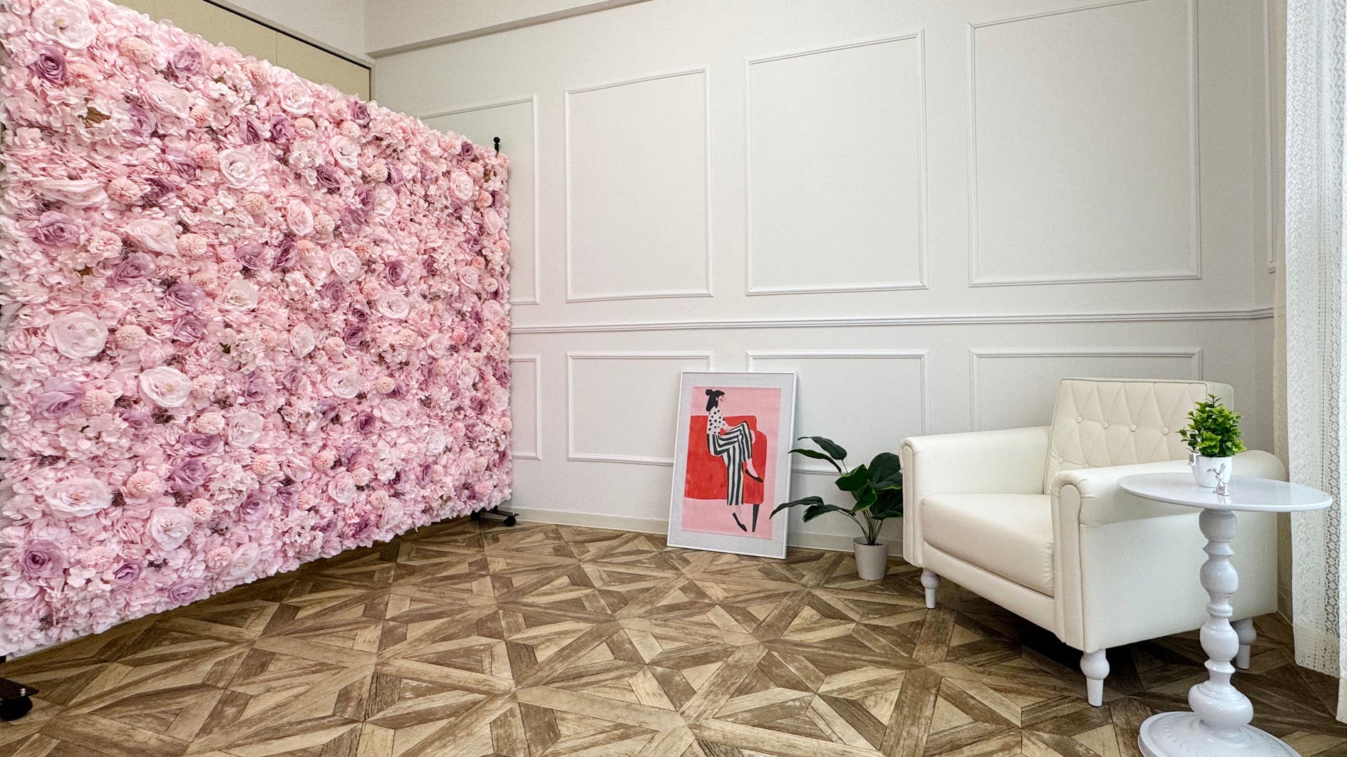 【渋谷・三軒茶屋エリア】駅チカ・自然光たっぷり白壁×バラ背景撮影スタジオ｜ポートレート・ファッション・商品・SNS撮影の写真1