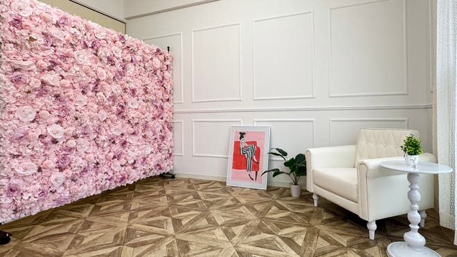 【渋谷・三軒茶屋エリア】駅チカ・自然光たっぷり白壁×バラ背景撮影スタジオ|ポートレート・ファッション・商品・SNS撮影の写真6