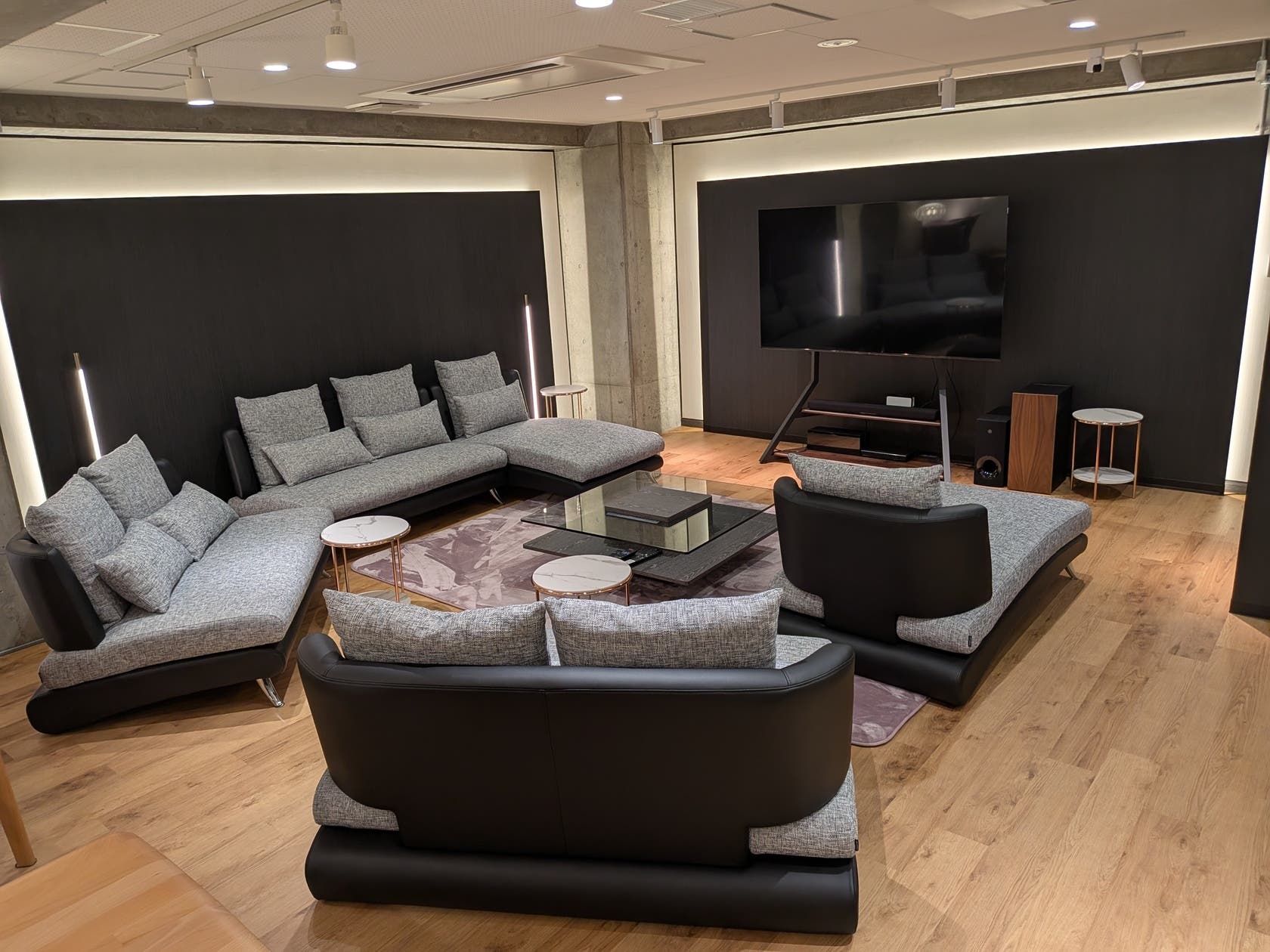 広々86㎡！おしゃれな雰囲気で叶える、ちょっと贅沢な上質ラウンジ。会議もパーティーもできる大人の空間の写真1