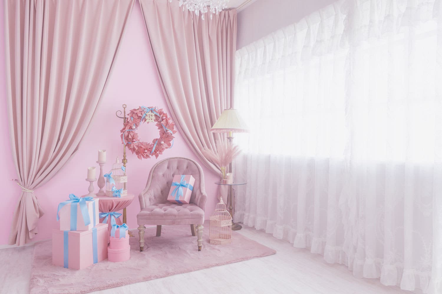 【新宿区】自然光差し込むアンティーク調スタジオ｜駅徒歩4分｜クリスマス装飾🎄多数｜広告｜アパレル｜作品撮りなどの写真1