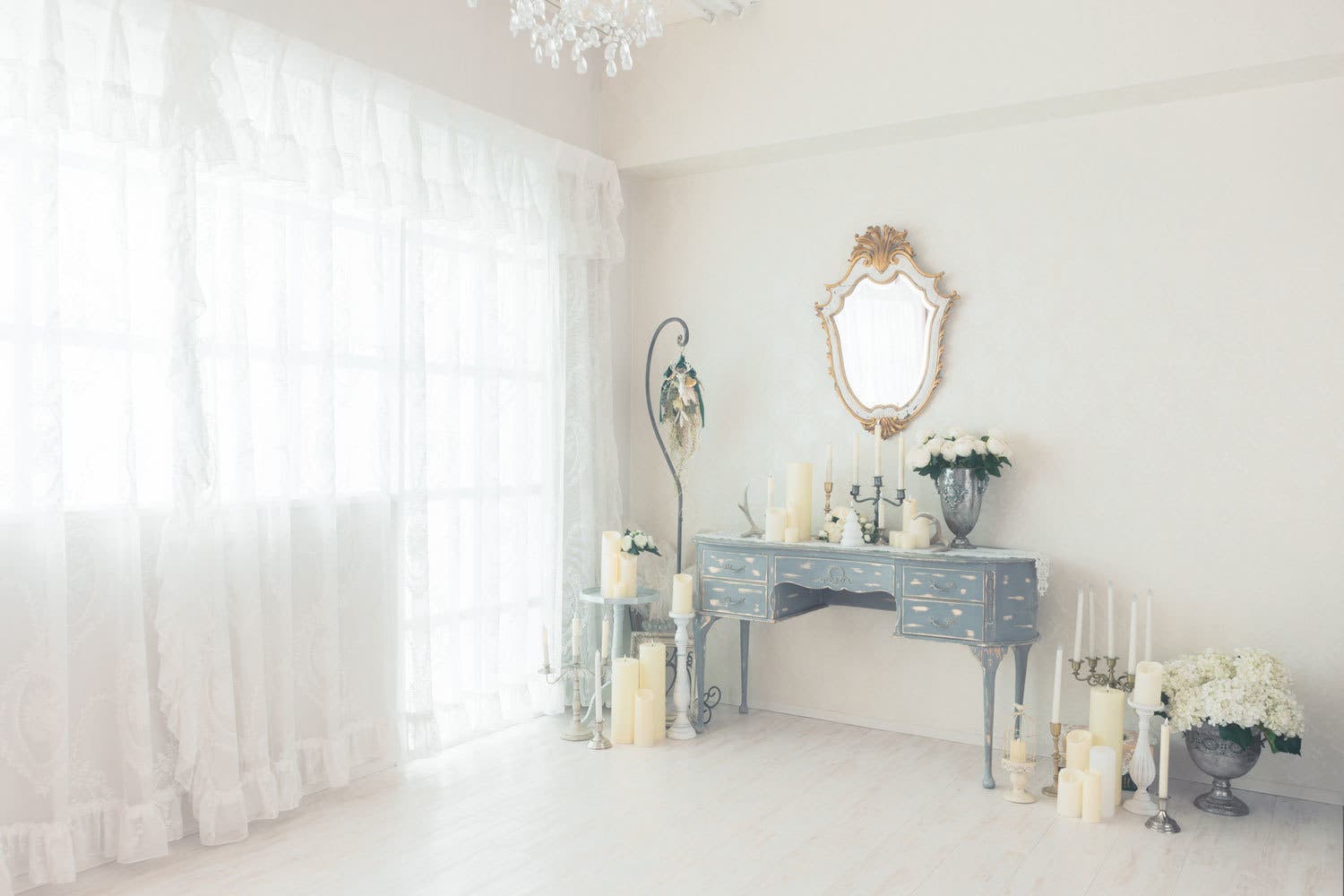 【新宿区】自然光差し込むアンティーク調スタジオ｜駅徒歩4分｜クリスマス装飾🎄多数｜広告｜アパレル｜作品撮りなどの写真2