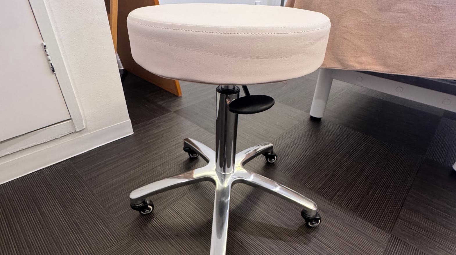 【港区・赤坂のレンタルサロン】溜池山王駅３分🚶個室🤫昇降機能付き施術ベッド完備『レンタルサロン東風』の写真13