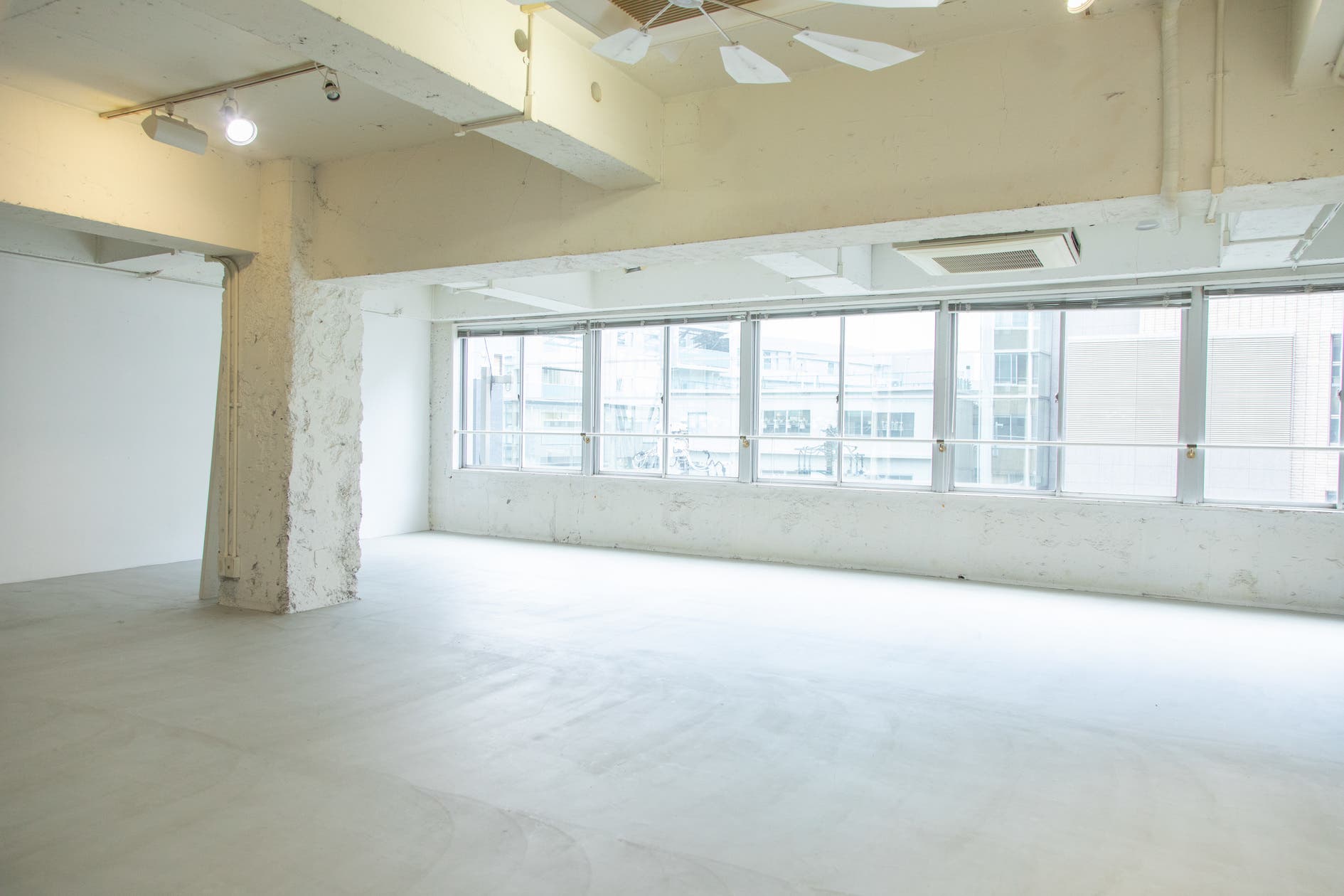 【恵比寿徒歩5分】ギャラリー、展示会等　フィッティングルーム有り、ラック貸し出し可能、白壁コンクリ床　64㎡ 4Fの写真1