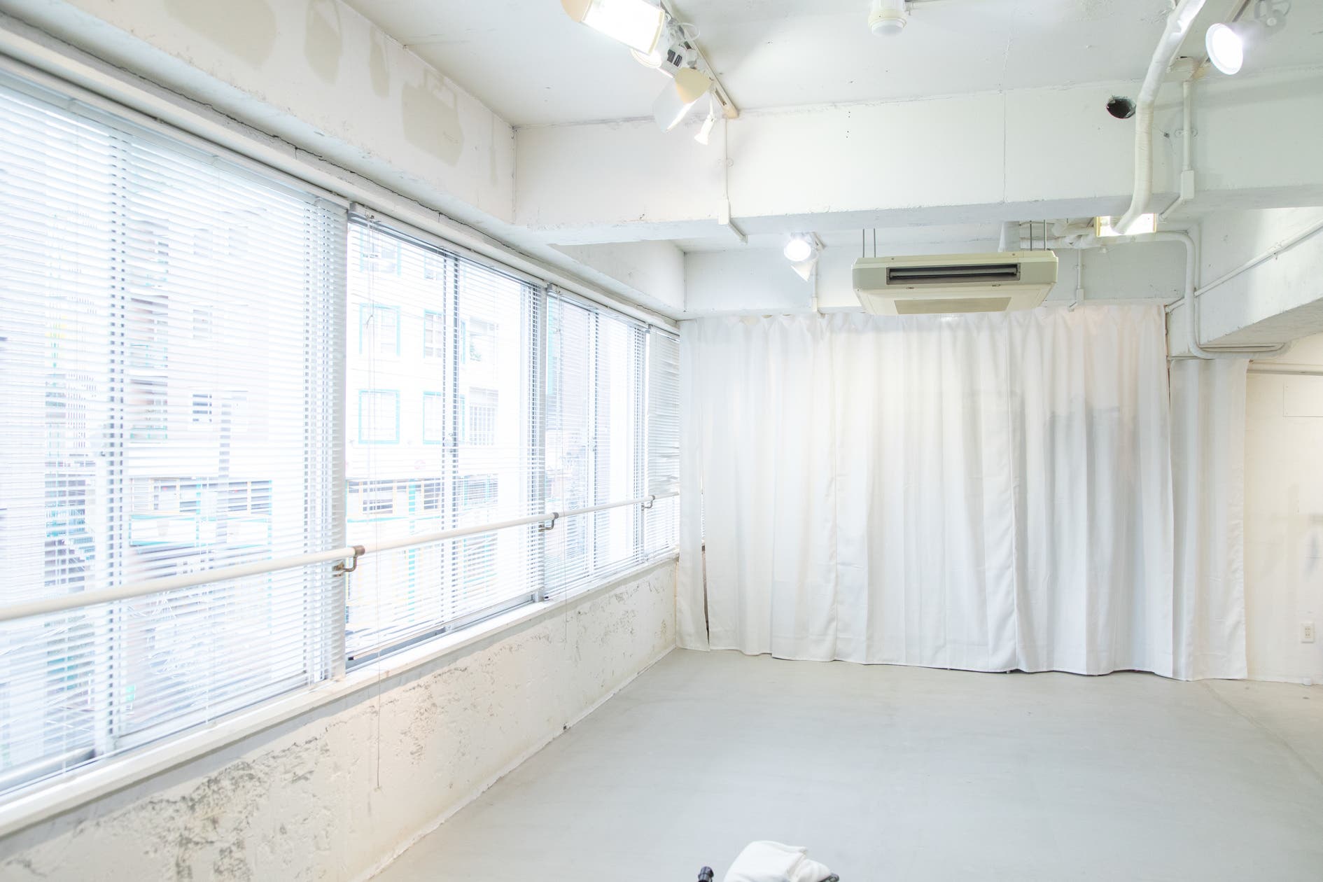 【恵比寿徒歩5分】ギャラリー、展示会等　フィッティングルーム有り、ラック貸し出し可能、白壁コンクリ床　64㎡ 4Fの写真3