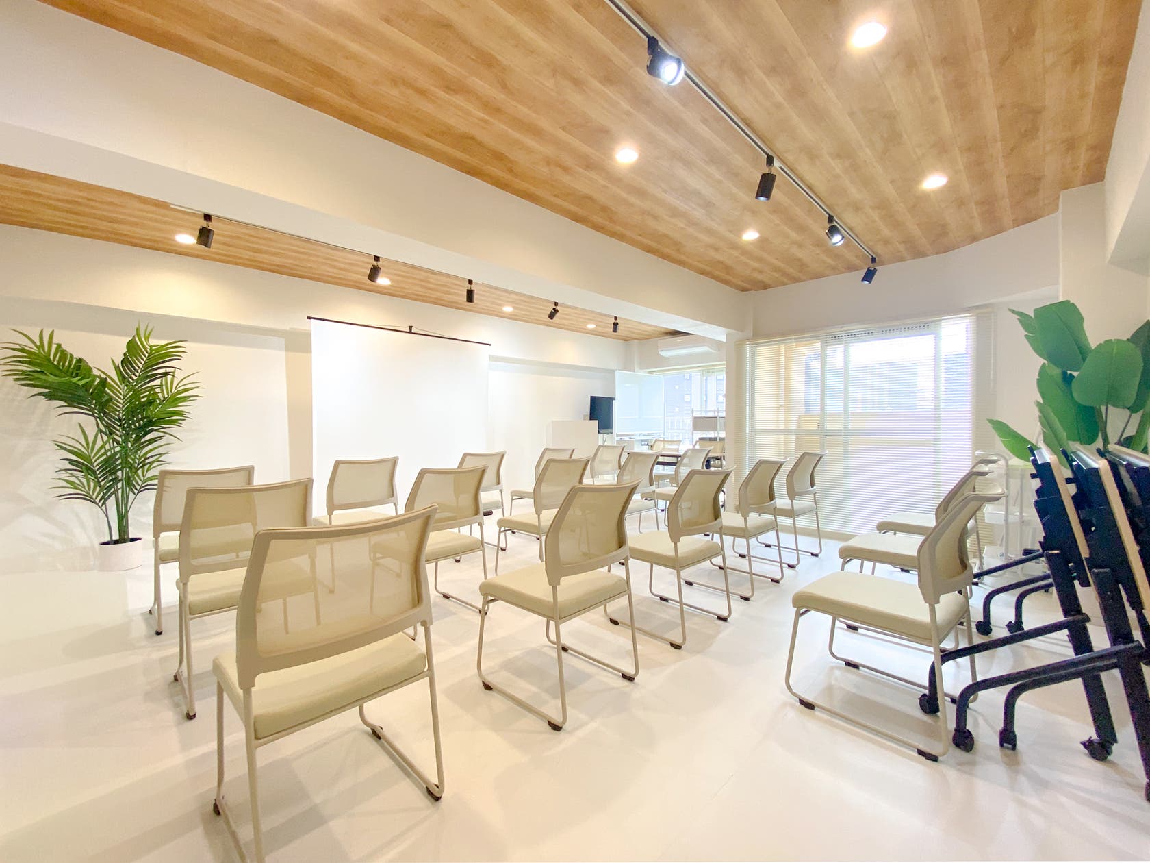 ＼NEW OPEN🎉／🟧セミナー・カジュアルパーティーにおすすめ🟧高性能プロジェクター🎥法人利用相談可！[80]の写真1