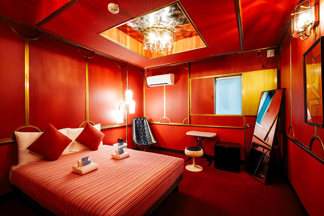 昭和レトロな真っ赤な客室｜レッドルーム｜無料駐車場完備｜沖縄北中城ICすぐ｜最大7時間！何時間使っても一律料金の写真1