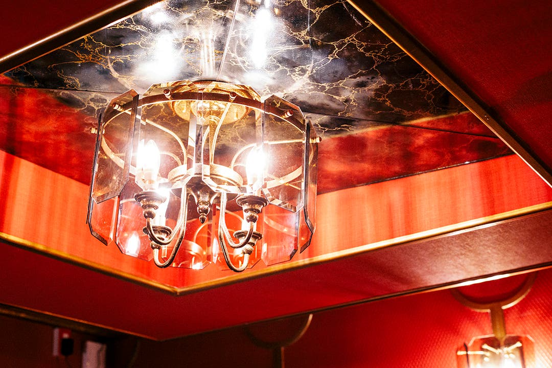 昭和レトロな真っ赤な客室｜レッドルーム｜無料駐車場完備｜沖縄北中城ICすぐ｜最大7時間！何時間使っても一律料金の写真2