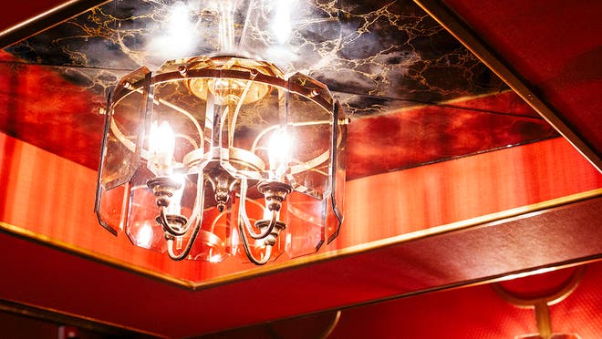 昭和レトロな真っ赤な客室|レッドルーム|無料駐車場完備|沖縄北中城ICすぐ|最大7時間!何時間使っても一律料金の写真2