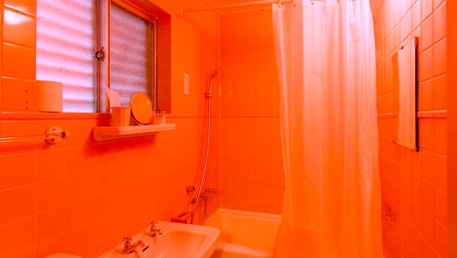 昭和レトロな真っ赤な客室|レッドルーム|無料駐車場完備|沖縄北中城ICすぐ|最大7時間!何時間使っても一律料金の写真3