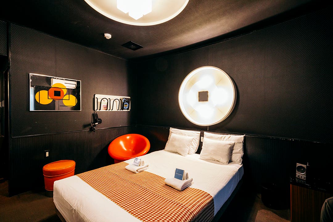 70年代レトロフューチャーならブラックルーム｜無料駐車場完備｜沖縄北中城ICすぐ｜最大7時間！何時間使っても一律料金の写真1