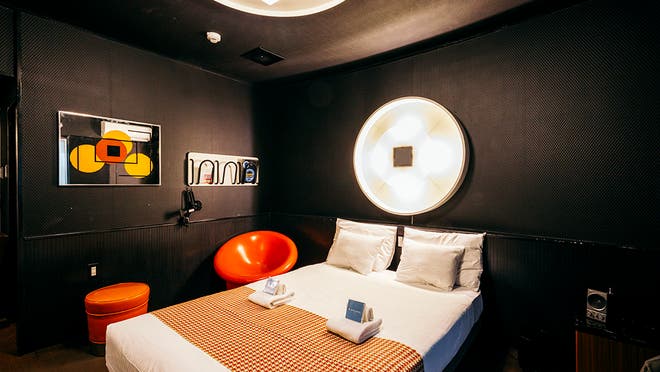 70年代レトロフューチャーならブラックルーム|無料駐車場完備|沖縄北中城ICすぐ|最大7時間!何時間使っても一律料金の写真1