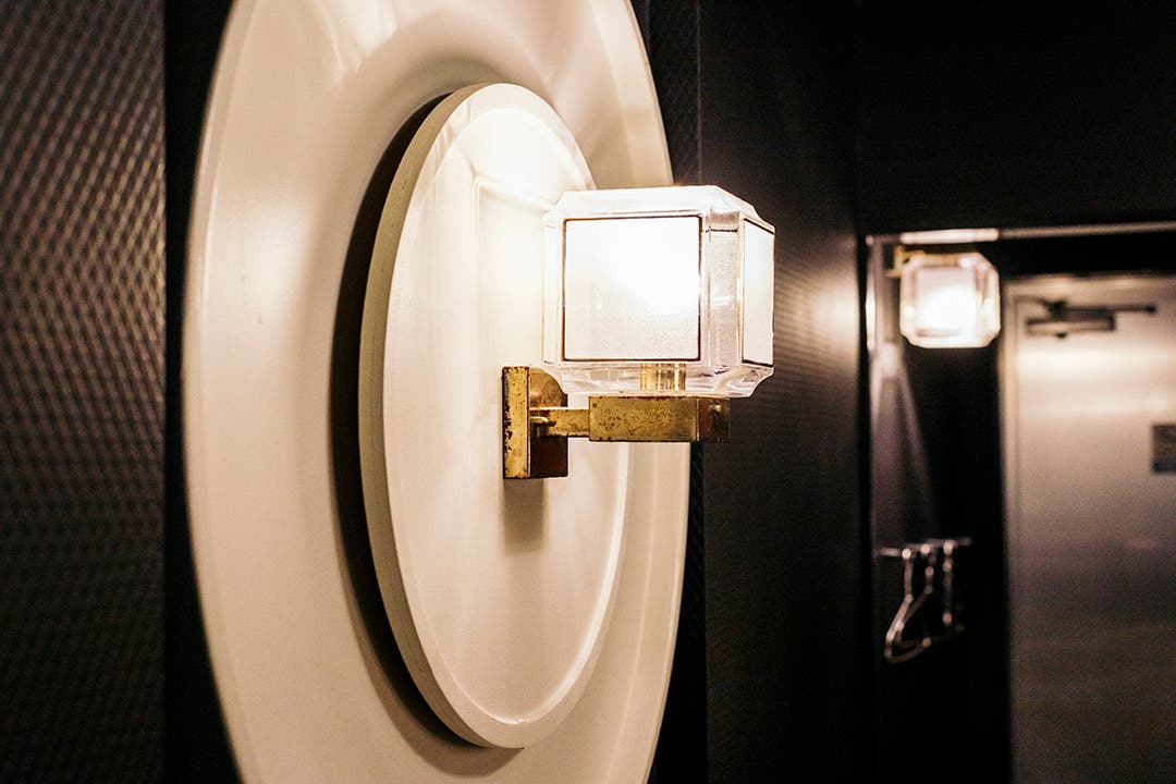 70年代レトロフューチャーならブラックルーム｜無料駐車場完備｜沖縄北中城ICすぐ｜最大7時間！何時間使っても一律料金の写真2