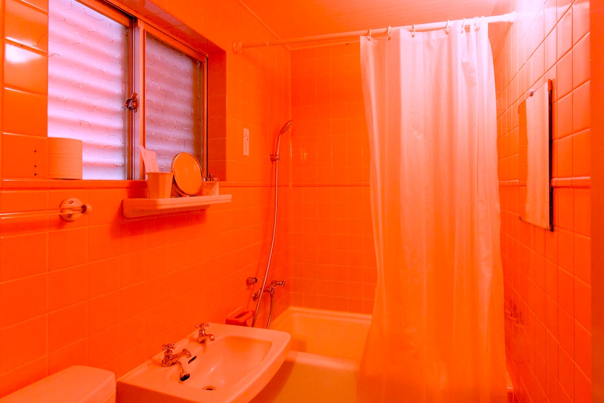 70年代レトロフューチャーならブラックルーム｜無料駐車場完備｜沖縄北中城ICすぐ｜最大7時間！何時間使っても一律料金の写真3