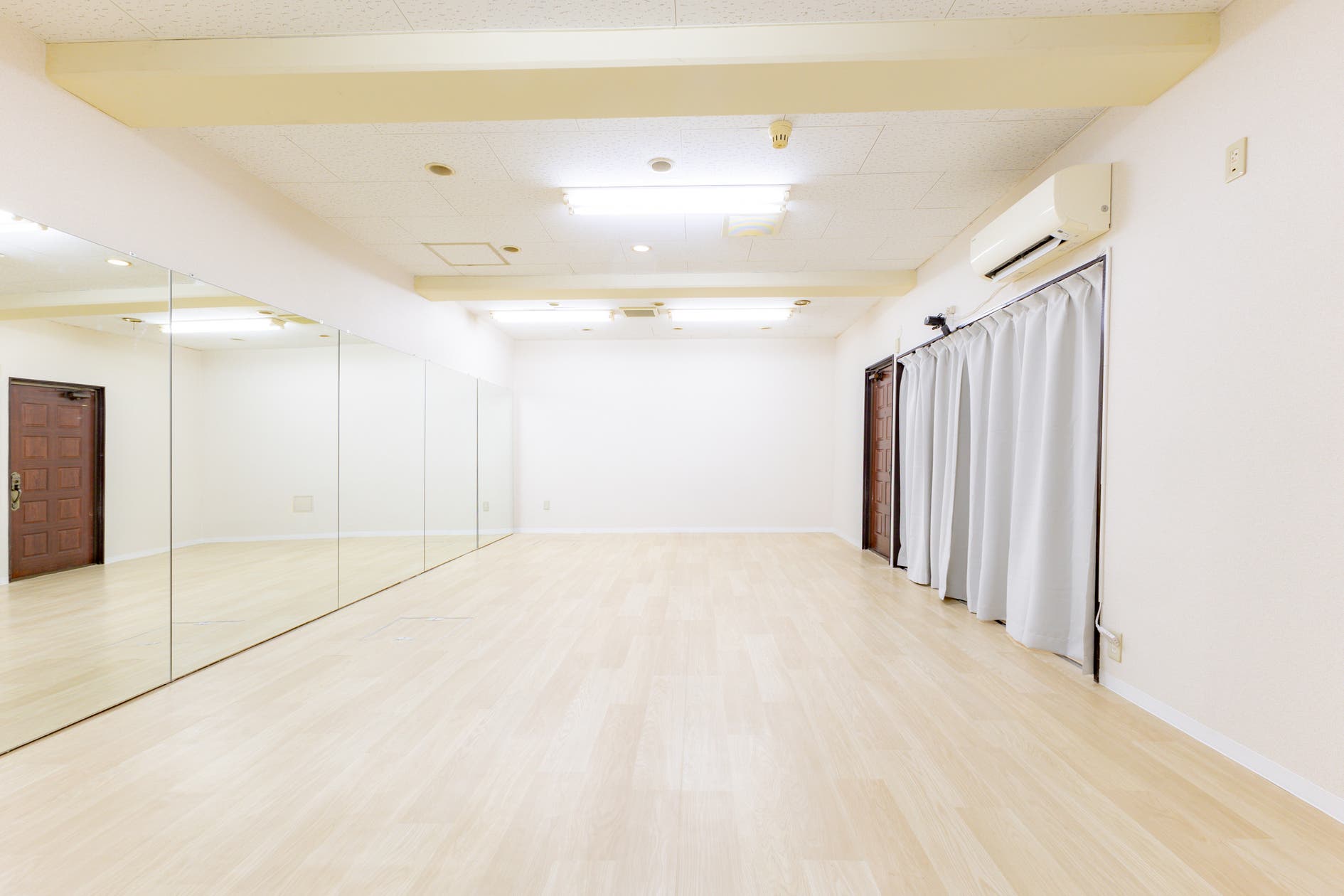 New🎊【京急川崎駅9分】45㎡の広々空間｜幅6mの大型鏡｜無料で使える備品多数の写真3