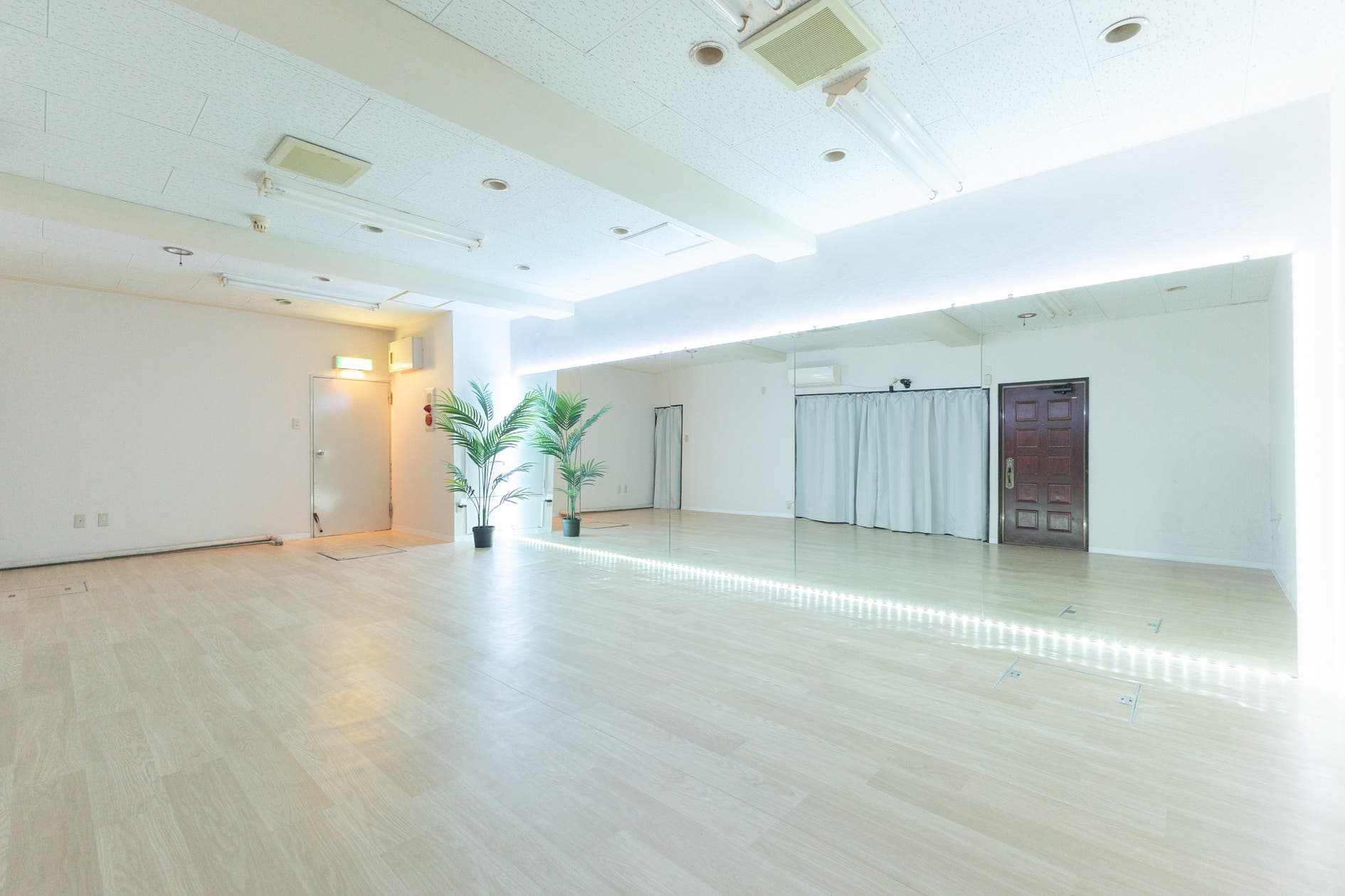 New🎊【京急川崎駅9分】45㎡の広々空間｜幅6mの大型鏡｜無料で使える備品多数の写真14