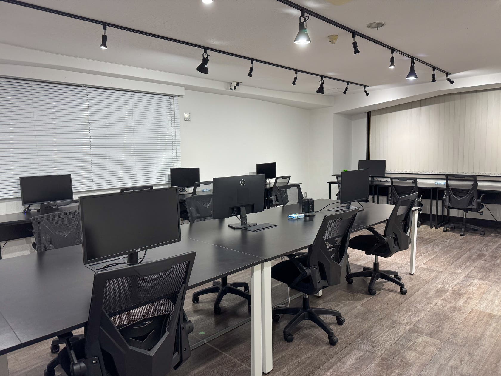 【ドロップイン予約】鹿児島中央駅・天文館から徒歩圏内！モニター常設・高速Wi-Fi完備の気楽に使えるコワーキングスペース②の写真3