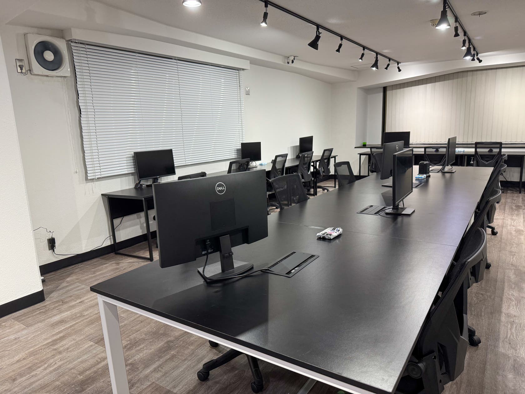 【ドロップイン予約】鹿児島中央駅・天文館から徒歩圏内！モニター常設・高速Wi-Fi完備の気楽に使えるコワーキングスペース②の写真4