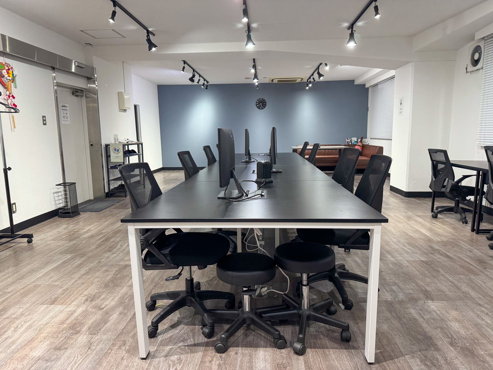 【ドロップイン予約】鹿児島中央駅・天文館から徒歩圏内！モニター常設・高速Wi-Fi完備の気楽に使えるコワーキングスペース②の写真1