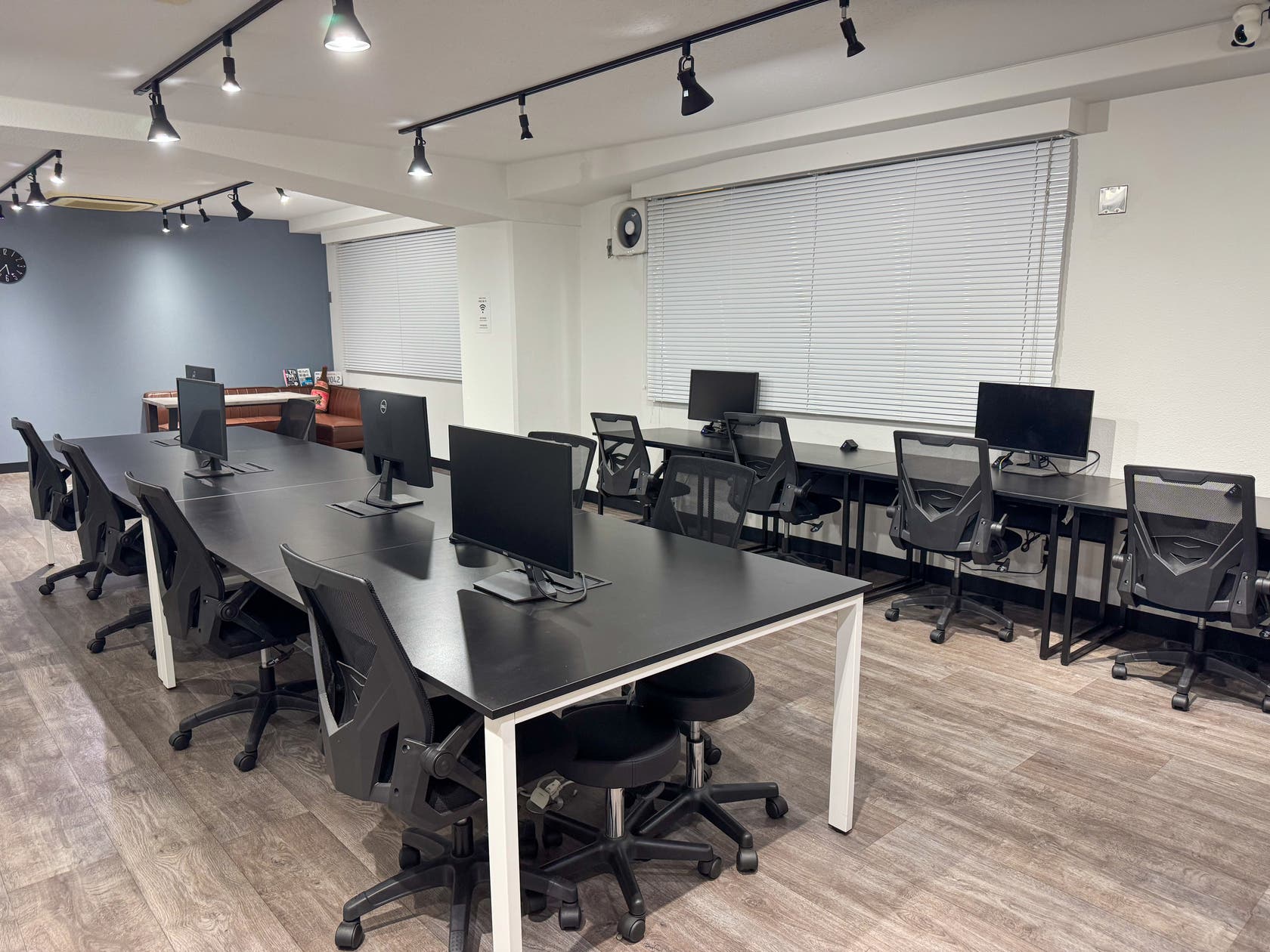 【ドロップイン予約】鹿児島中央駅・天文館から徒歩圏内！モニター常設・高速Wi-Fi完備の気楽に使えるコワーキングスペース②の写真2